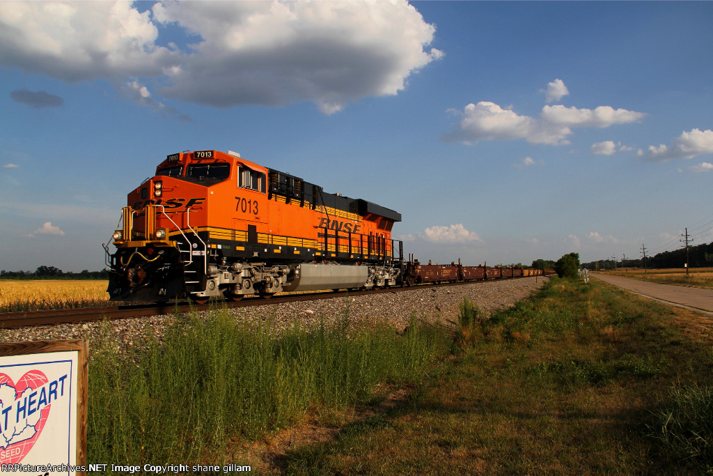 BNSF 7013 takes this empty bare table Nb into old monroe.